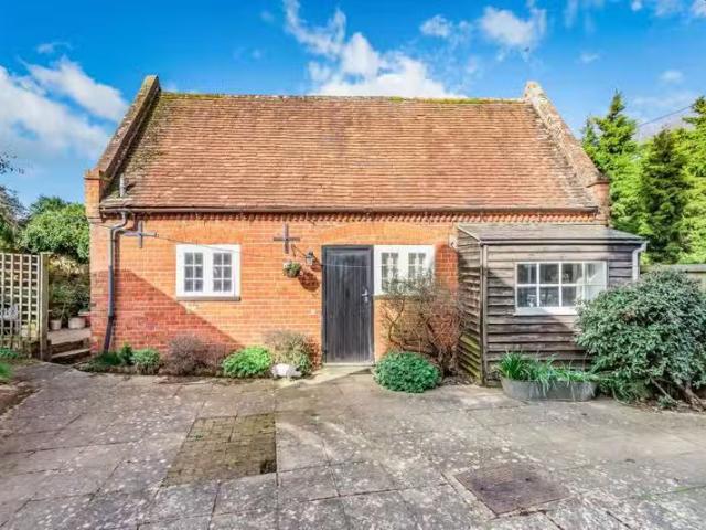 2 bedroom detached house for rent in Aylesbury Road, Chearsley.