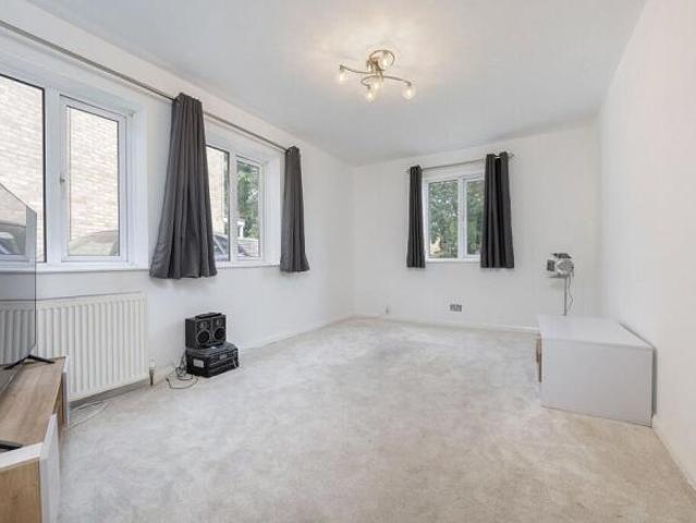 2 bedroom detached house for rent in Benhill Wood Road, Sutton, SM1