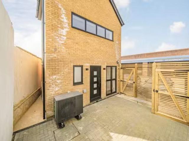 2 bedroom detached house for rent in Brighton Road, Surbiton.