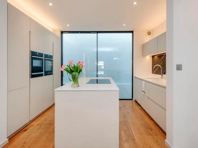 2 bedroom detached house for rent in Gregory Place W8