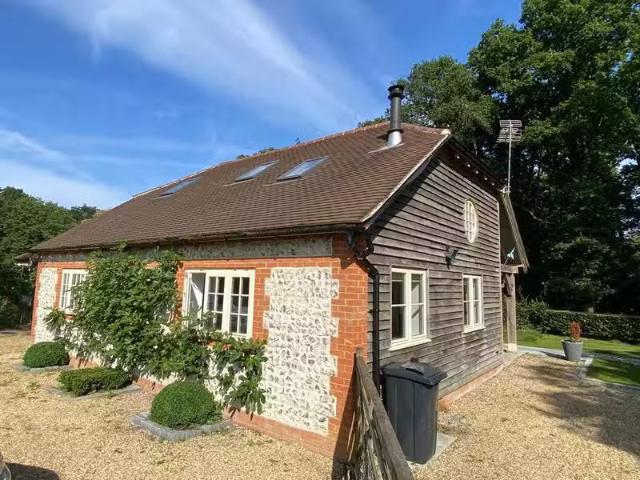 2 bedroom detached house for rent in Froxfield, Petersfield, H.