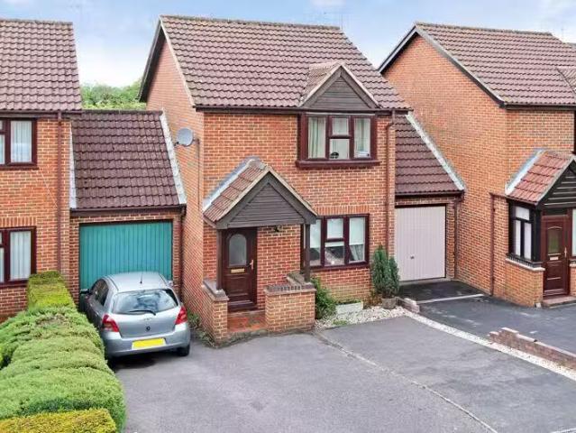 2 bedroom detached house for rent in Old Barn View, Godalming.