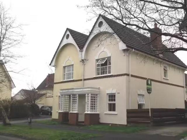 2 bedroom detached house for rent in Lakeside Road, Douglas.