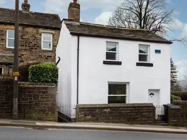 2 bedroom detached house for rent in Moor Lane, Huddersfield.