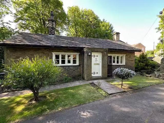 2 bedroom detached house for rent in Scholes Lane, Scholes, BD19