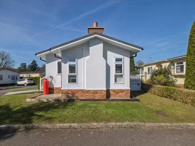 2 bedroom detached house for rent in Portsmouth Road, Thursley.