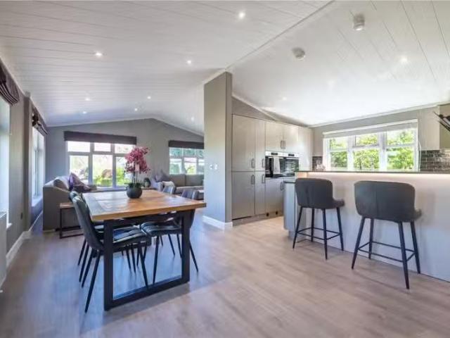 2 bedroom detached house for rent in Portsmouth Road, Thursley.