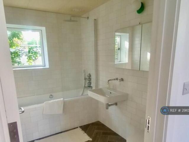 2 bedroom detached house for rent in Perry Rise, London, SE23
