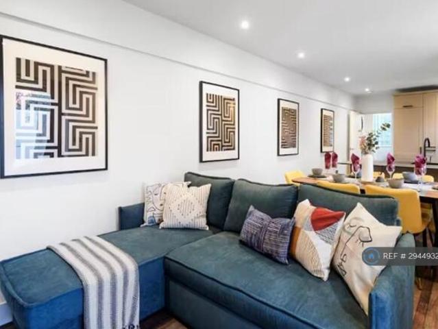 2 bedroom detached house for rent in Roskell Road, London, SW15
