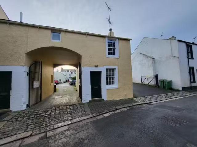 2 bedroom detached house for rent in Waterloo Street, birdermo.
