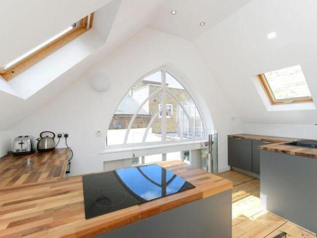 2 bedroom detached house for rent in Uxbridge Road, Ealing, W13