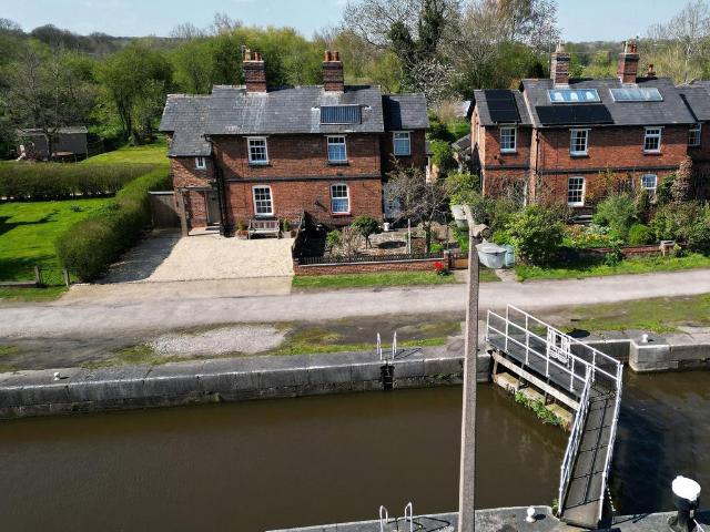 2 bedroom detached house for sale