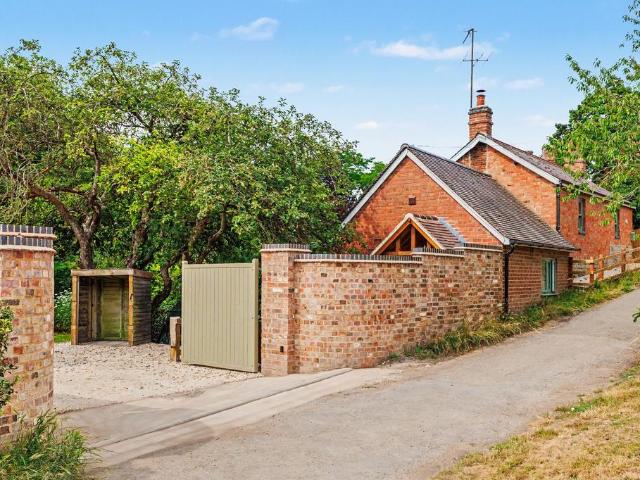 2 bedroom detached house for sale