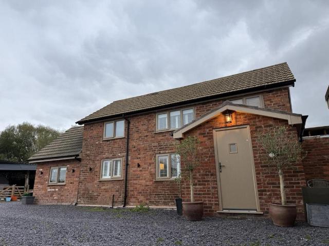 2 bedroom detached house for sale