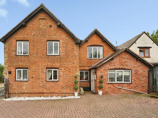 2 bedroom detached house for sale