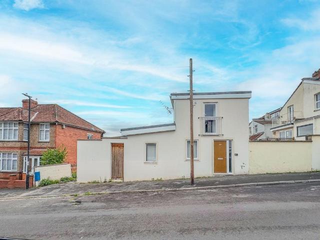 2 bedroom detached house for sale