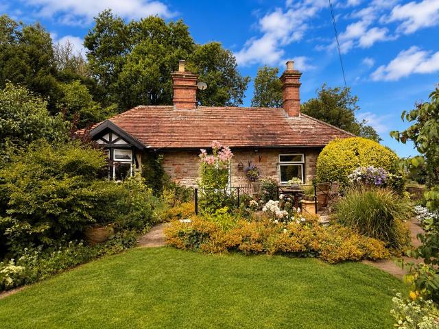2 bedroom detached house for sale
