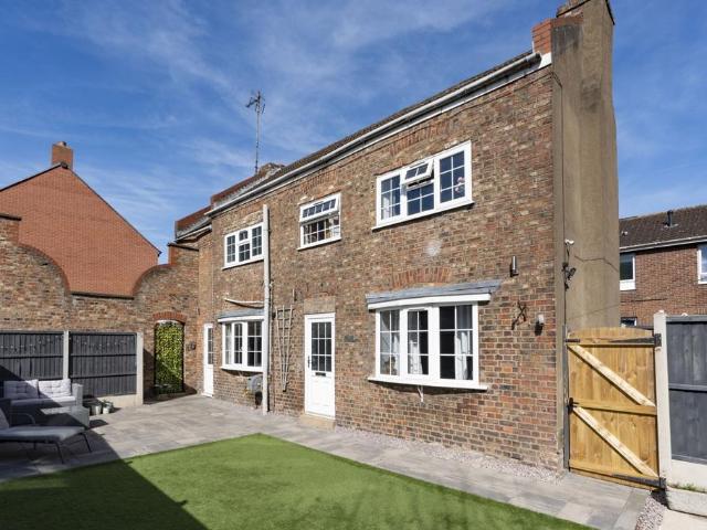 2 bedroom detached house for sale