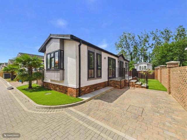 2 bedroom detached house for sale