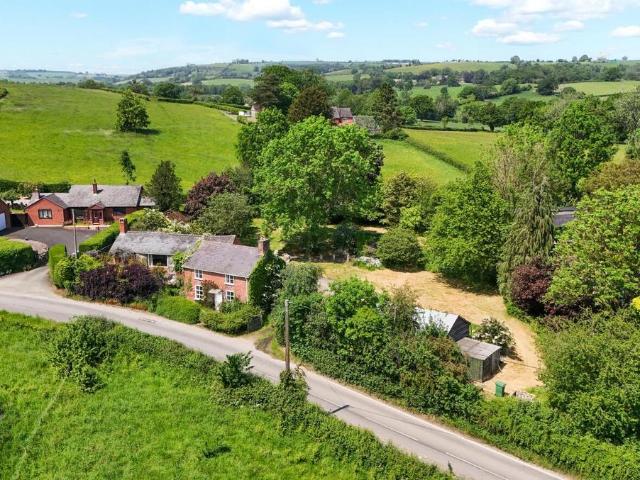 2 bedroom detached house for sale