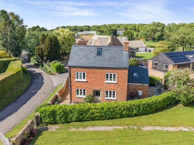 2 bedroom detached house for sale