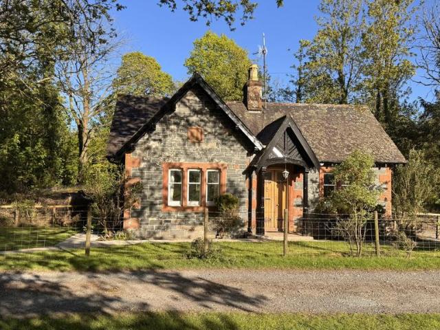 2 bedroom detached house for sale
