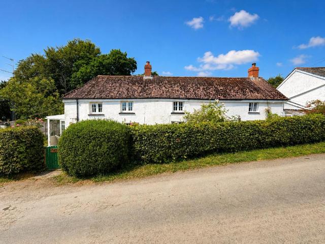 2 bedroom detached house for sale