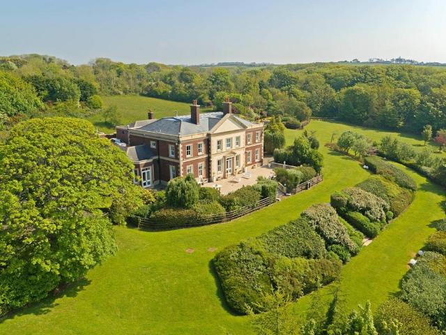 6 bedroom detached house for sale