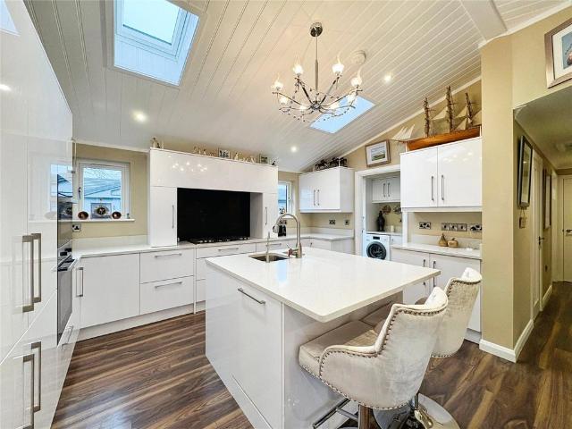 2 bedroom detached house for sale