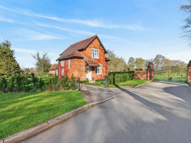 2 bedroom detached house for sale