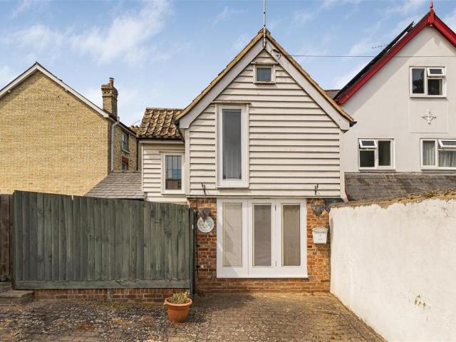 2 bedroom detached house for sale
