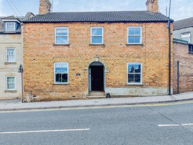 2 bedroom detached house for sale