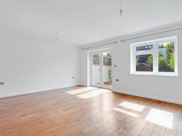 2 bedroom detached house for sale