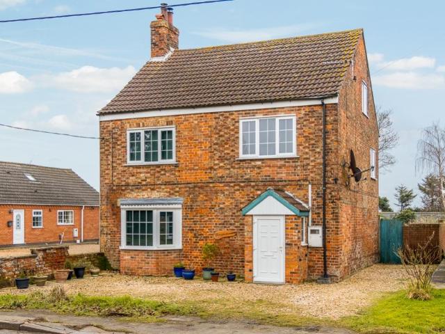2 bedroom detached house for sale