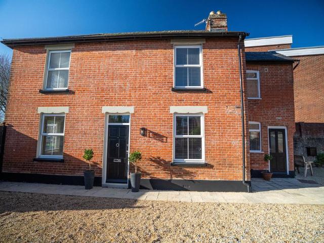 2 bedroom detached house for sale