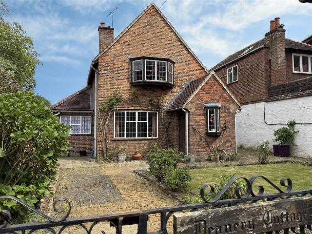 2 bedroom detached house for sale
