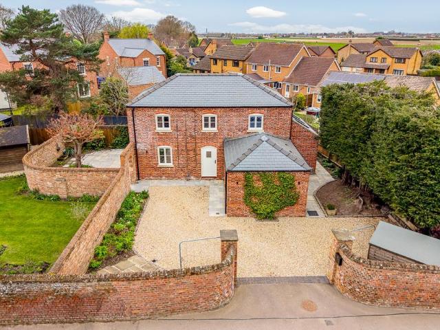 2 bedroom detached house for sale