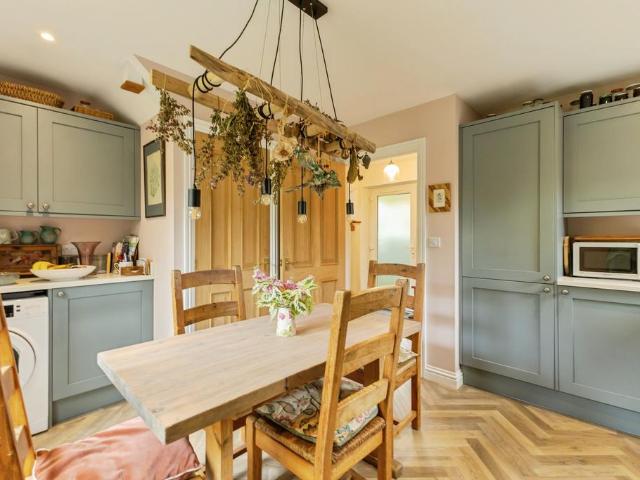 2 bedroom detached house for sale