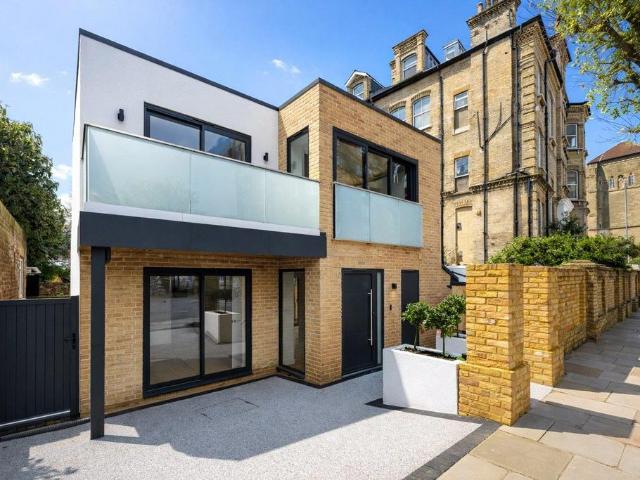 2 bedroom detached house for sale