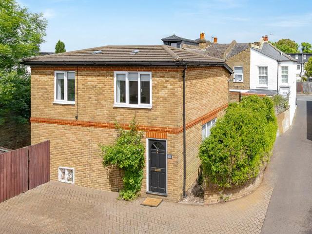 2 bedroom detached house for sale