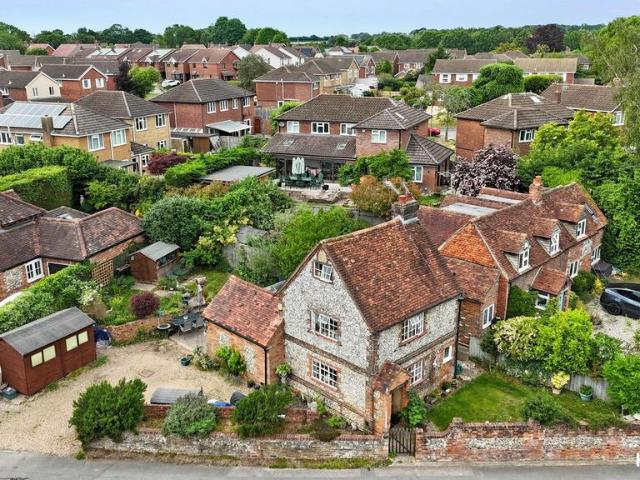 2 bedroom detached house for sale