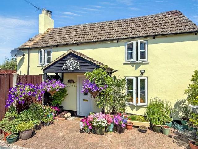 2 bedroom detached house for sale