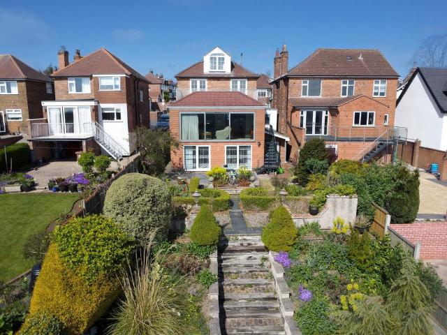2 bedroom detached house for sale