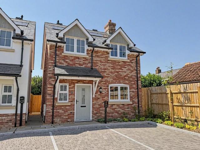 2 bedroom detached house for sale