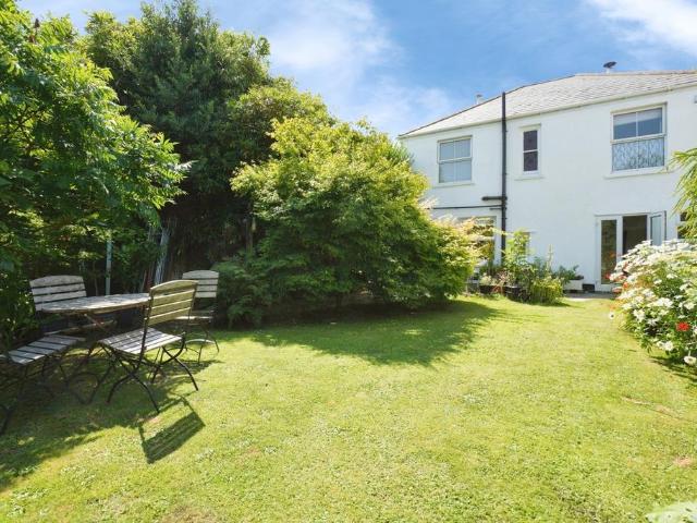 2 bedroom detached house for sale