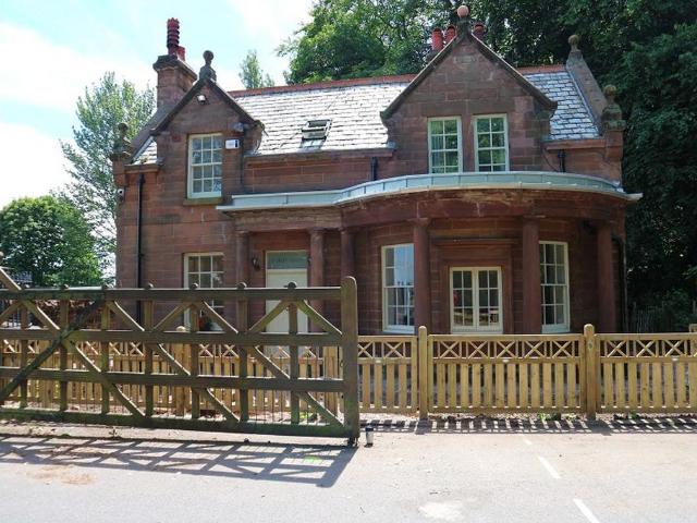 2 bedroom detached house for sale