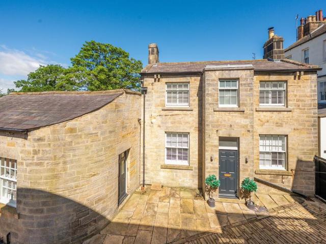 2 bedroom detached house for sale