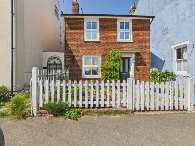 2 bedroom detached house for sale