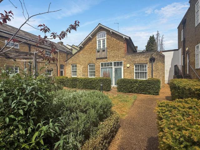 2 bedroom detached house for sale