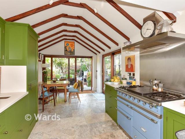 2 bedroom detached house for sale